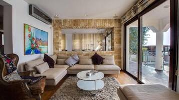 Casa luxo, para não fumantes (Rock Star House) | Sala de estar | TV de tela plana