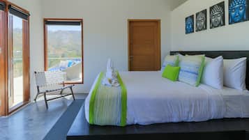 Cofre no quarto, com decoração personalizada