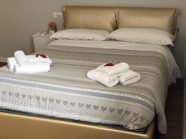 Quarto Duplo Económico, não fumadores | Cofre no quarto, secretária, quartos insonorizados, camas desdobráveis 