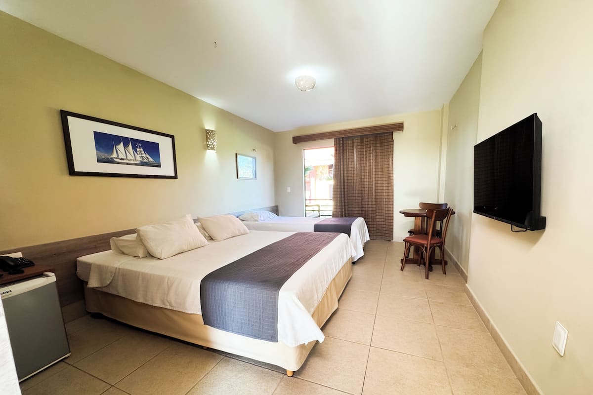 Suite Deluxe, adaptado para pessoas com dificuldades de mobilidade | 1 quarto, minibar, secretária, cortinas/cortinados opacos