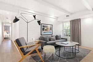 1-BR Deluxe 6 | Sala de estar | Smart TV de 42 polegadas com canais por cabo, televisor 