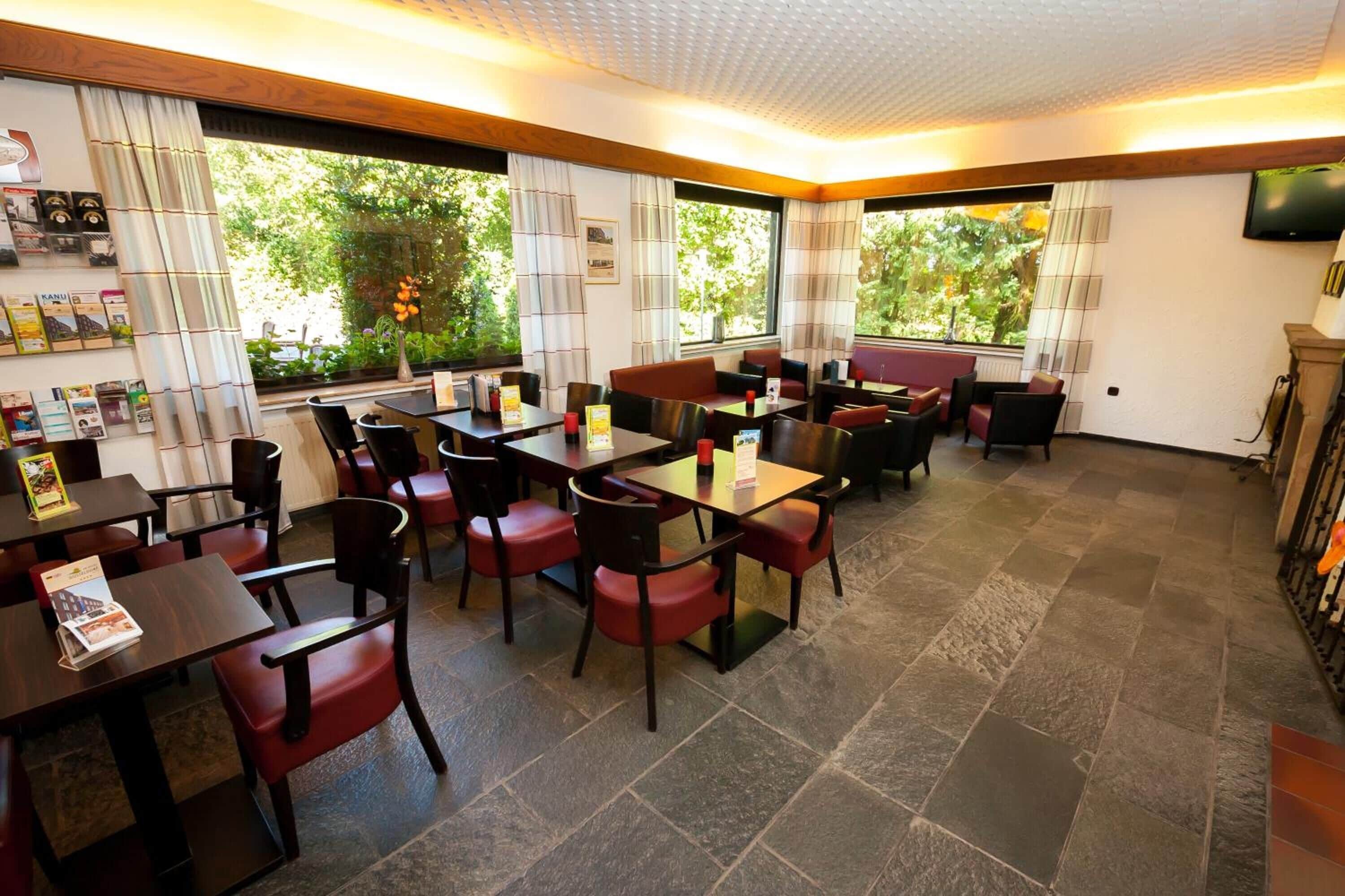 Pequenos-almoços, almoços, jantares servidos, cozinha regional 