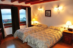 Quarto duplo, banheiro compartilhado | Berços grátis, roupa de cama