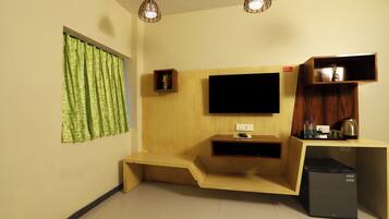 Suite-Estúdio Elite, 1 cama de casal | Cofre no quarto, cortinas/cortinados opacos, quartos insonorizados