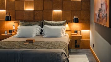 Suíte superior, 1 cama de casal e sofá-cama | 1 quarto, frigobar (abastecido com itens grátis), cofres nos quartos