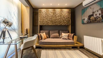 Suíte superior, 1 cama de casal e sofá-cama | 1 quarto, frigobar (abastecido com itens grátis), cofres nos quartos