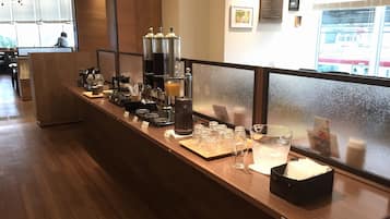 Café da manhã completo todos os dias (JPY 890 por pessoa)