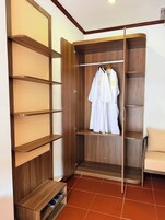 Quarto Triplo Familiar, vista para a piscina | Roupa de alta qualidade, minibar, cofre no quarto, secretária 