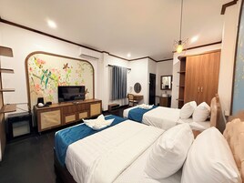 Quarto duplo luxo, sacada | Roupas de cama premium, frigobar, cofres nos quartos, escrivaninha