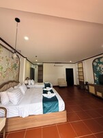 Quarto Triplo Familiar, vista para a piscina | Roupa de alta qualidade, minibar, cofre no quarto, secretária 