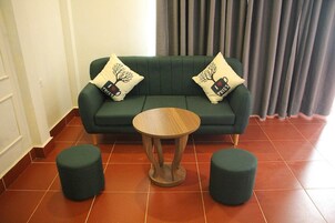 Roupa de alta qualidade, minibar, cofre no quarto, secretária 