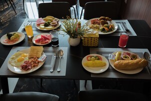Pequeno-almoço tipo buffet diário incluído 