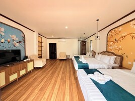 Quarto Familiar | Roupa de alta qualidade, minibar, cofre no quarto, secretária 