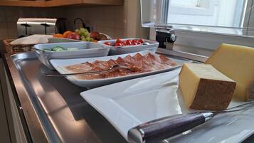 Pequeno-almoço self-service diário (13.50 EUR por pessoa)