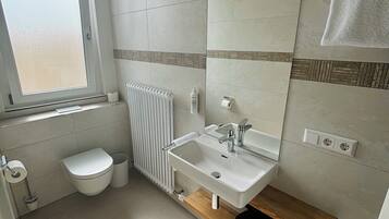 Quarto Individual Comfort, 1 cama individual extragrande, não fumadores | Casa de banho | Toalhas fornecidas