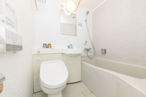 Uma combinação polibã/banheira, uma banheira de imersão total 