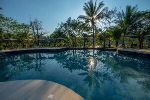 Piscina exterior, guarda-sóis, espreguiçadeiras 