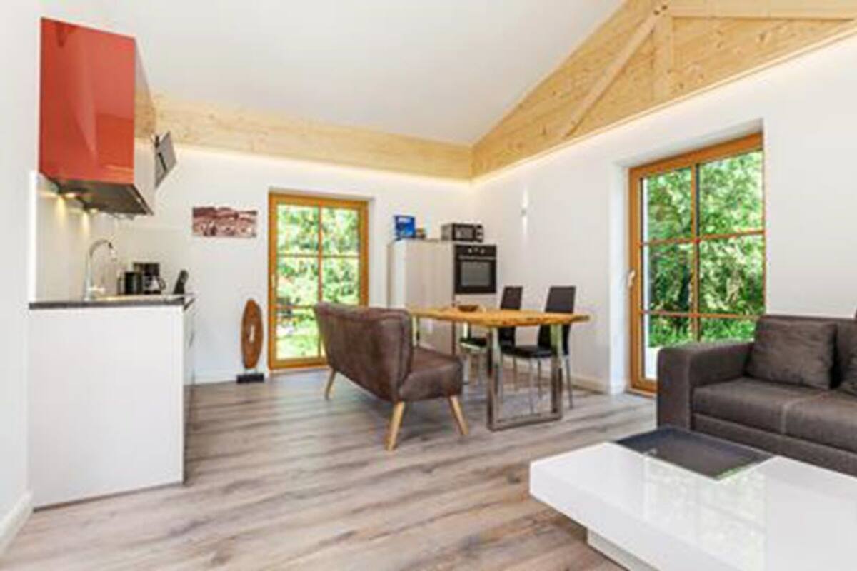 Um interior moderno com cozinha, sala de jantar e área de estar.