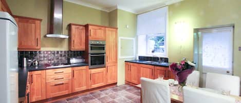 Um frigorífico/congelador grande, um micro-ondas, um forno