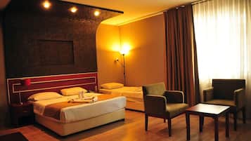 Cofres nos quartos, escrivaninha, Wi-Fi de cortesia, roupa de cama