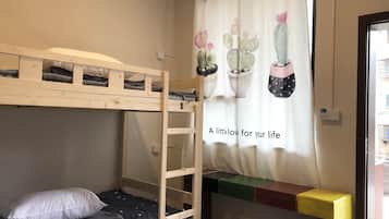 Quarto Quádruplo Económico, apenas para homens, kitchenette, no rés do chão | Roupa de alta qualidade, secretária, cortinas/cortinados opacos