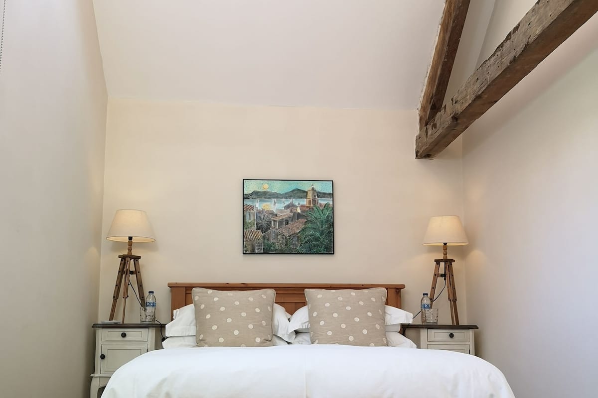 Quarto Duplo Comfort (Greetwell) | Roupa hipoalergénica, camas de colchão viscoelástico, secretária