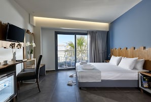 Quarto Superior, vista para a piscina | Minibar, cofre no quarto, secretária, cortinas/cortinados opacos