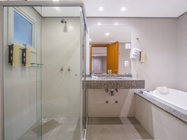 Quarto triplo superior | Banheiro | Chuveiro, produtos de toalete grátis, secador de cabelo, bidê