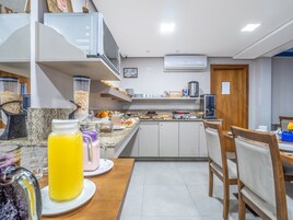 Café da manhã com buffet grátis todos os dias