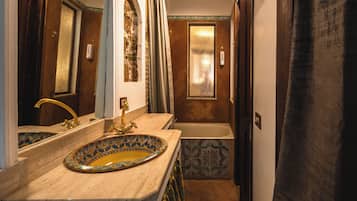Apartamento, 2 quartos | Banheiro | Chuveiro, secador de cabelo, toalhas de banho, sabonete