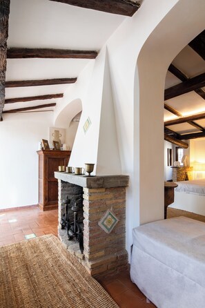 Apartamento luxo | Área de estar | TV de tela plana, lareira