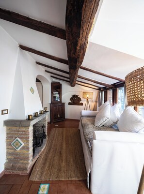 Apartamento luxo | Área de estar | TV de tela plana, lareira