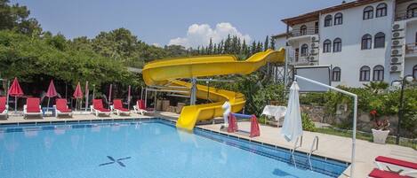 2 piscinas interiores, piscina exterior sazonal, guarda-sóis