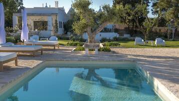 Piscina exterior sazonal, guarda-sóis, espreguiçadeiras