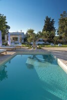 Piscina exterior sazonal, guarda-sóis, espreguiçadeiras 