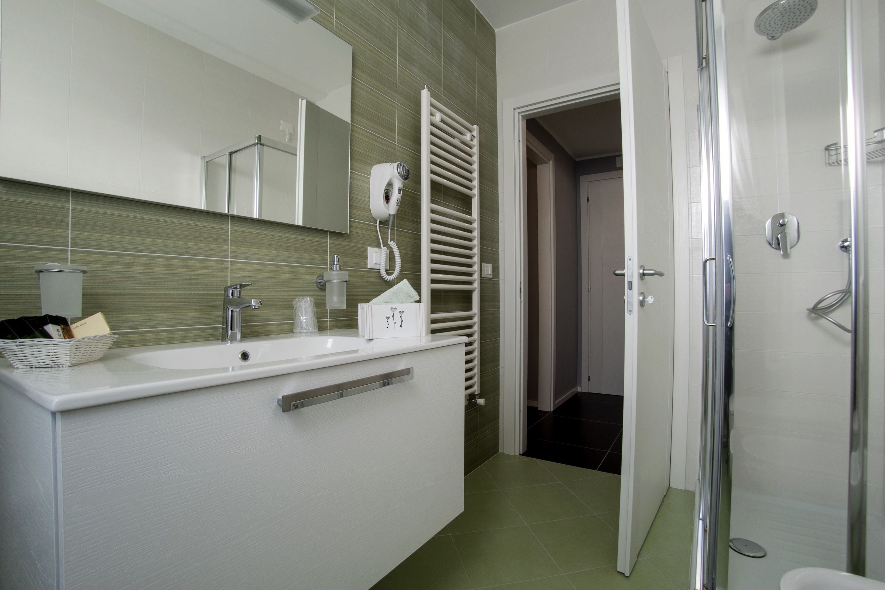 Quarto Duplo Deluxe | Casa de banho | Um polibã, artigos de higiene pessoal grátis, um secador de cabelo 