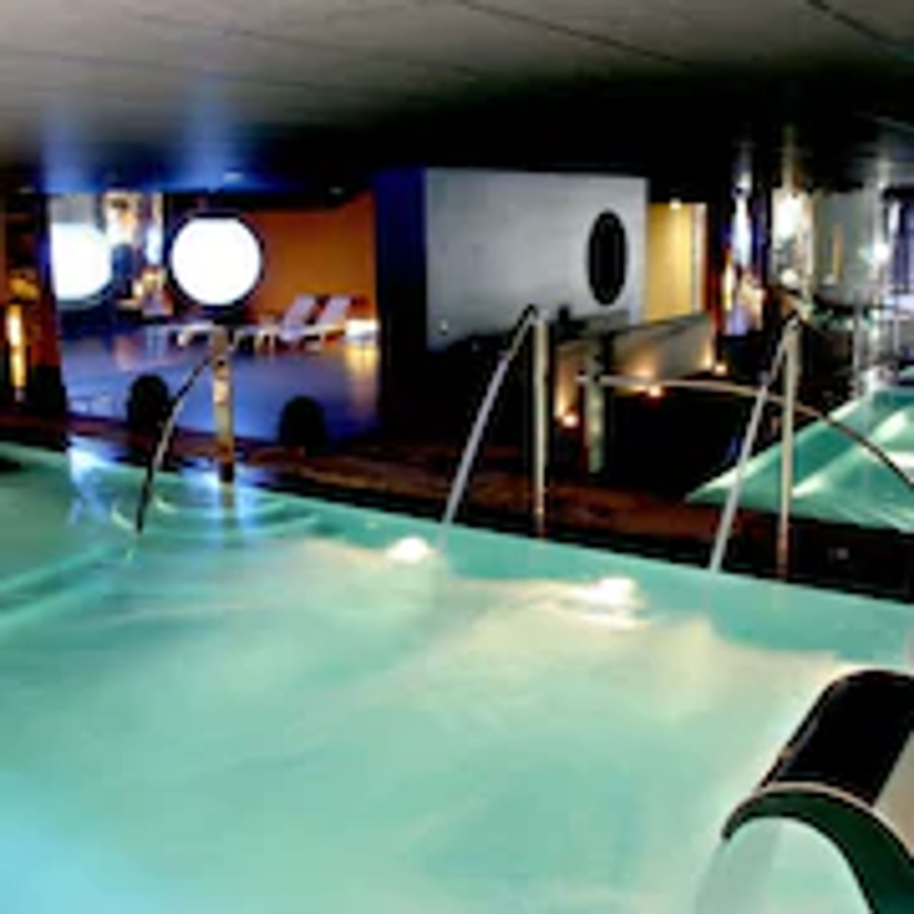 Salas para tratamentos a dois, sauna seca, banheira de hidromassagem