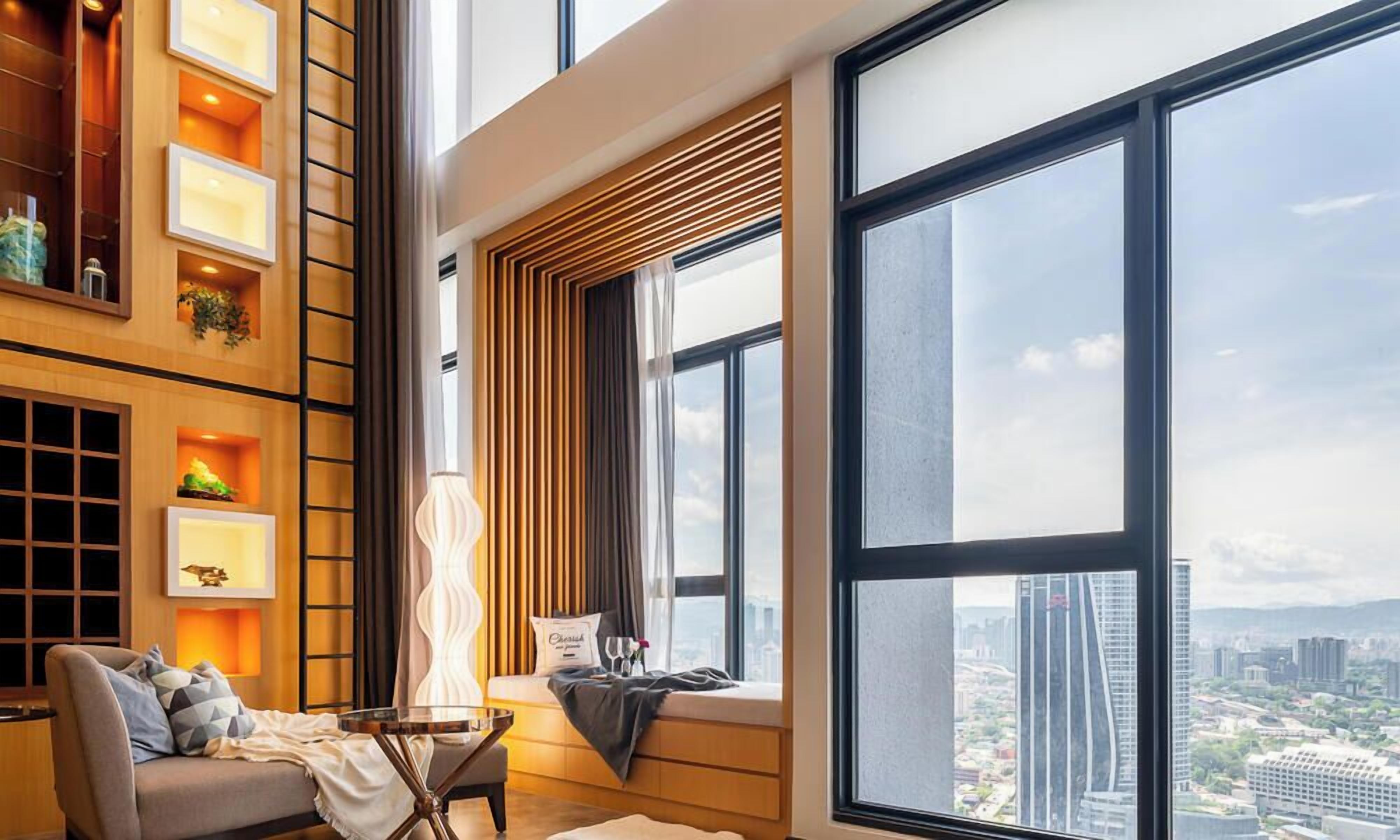 Um interior moderno com uma janela grande, um sofá, um abajur e vista para a cidade.