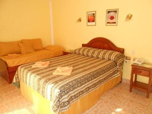 Escrivaninha, ferros/tábuas de passar roupa, Wi-Fi de cortesia