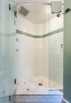 Cranberry Isles Room (Detached Bathroom) | Casa de banho | Artigos de higiene pessoal grátis, um secador de cabelo, roupões