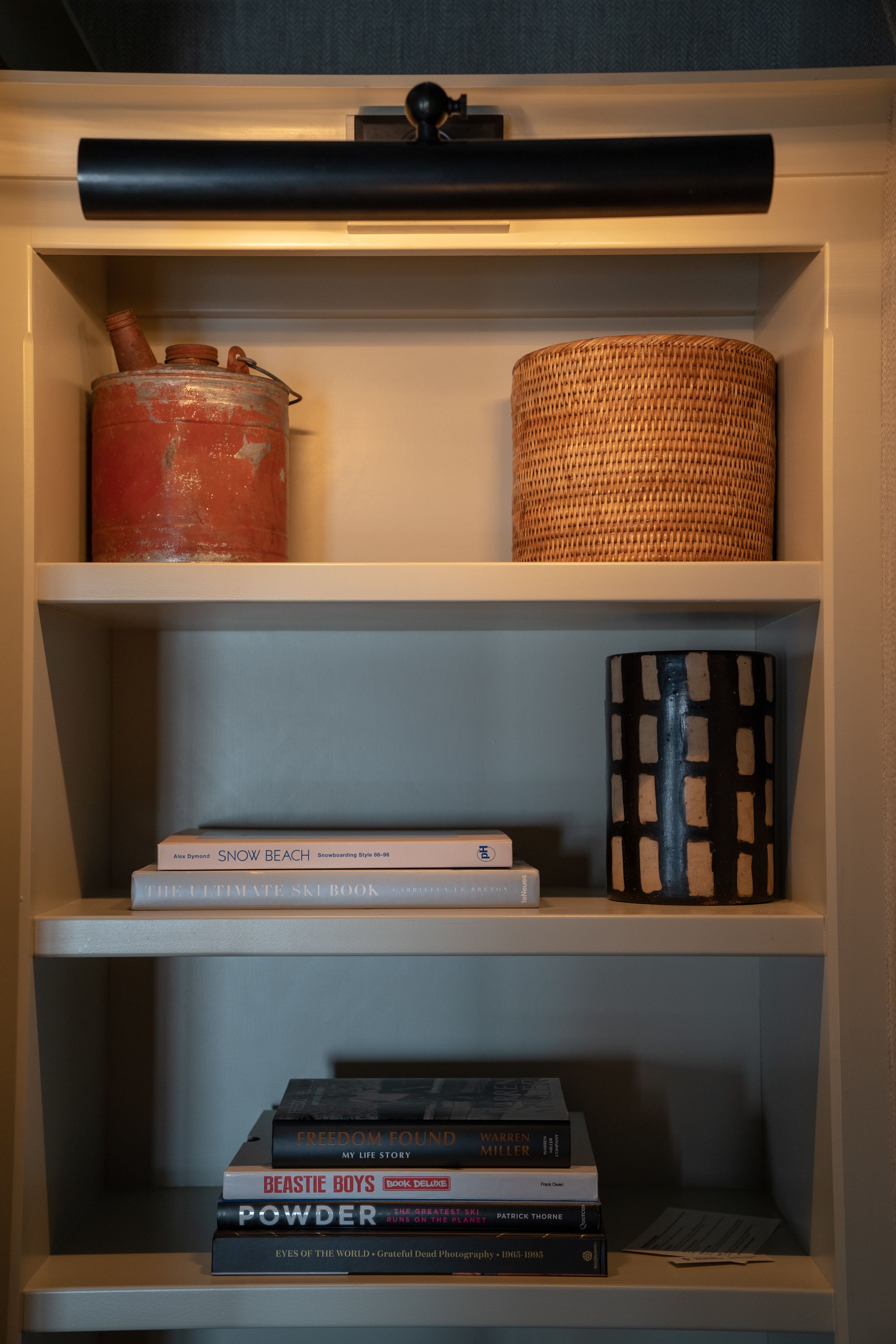 Uma estante com livros e objetos decorativos.