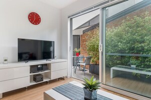 Apartamento Cidade, 2 quartos, não fumadores | Sala de estar | Smart TV, brinquedos