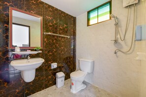 Quarto duplo superior | Banheiro | Chuveiro, produtos de toalete grátis, toalhas de banho, sabonete