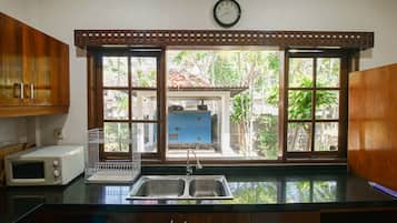 Um frigorífico, um micro-ondas, uma placa de cozinha