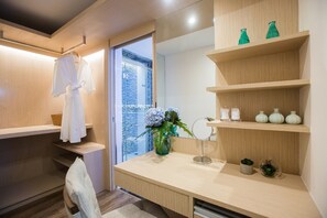 Jacuzzi Suite Double Room | Casa de banho | Um polibã e uma banheira separados, uma banheira de imersão total 