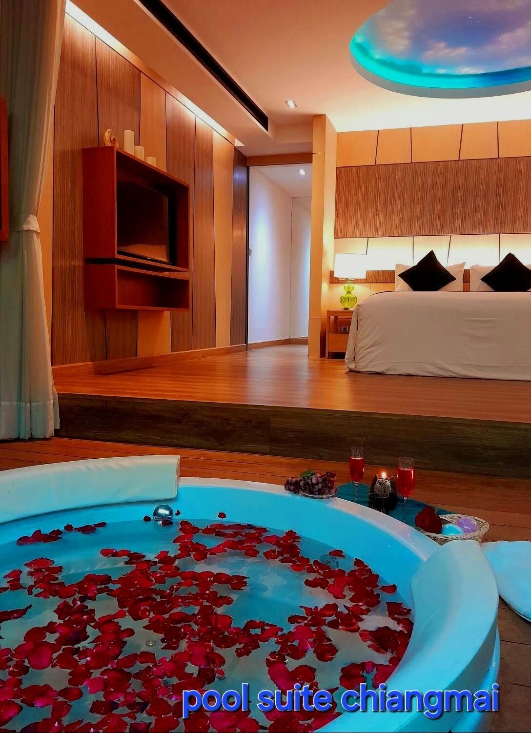 Minibar, cofre no quarto, com decoração personalizada, secretária 