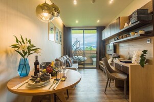 Pool Suite with Doi Suthep View | Sala de estar | Smart TV 