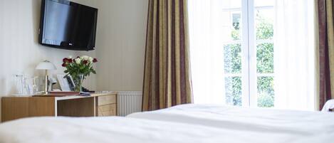 Quarto Duplo Comfort | Minibar, cofre no quarto, secretária, cortinas/cortinados opacos