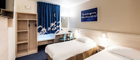 Quarto de hotel com duas camas, uma escrivaninha, uma cadeira, um guarda-roupa e uma televisão.