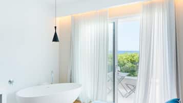 Quarto Deluxe, varanda, vista para o mar | 1 quarto, roupa de alta qualidade, edredões de penas